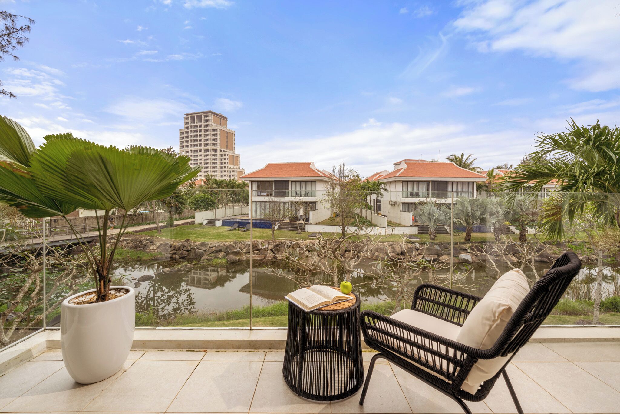 Vila superluxo, 4 quartos, piscina particular, vista para o resort | Vista da sacada