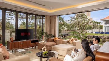 Vila superluxo, 4 quartos, piscina particular, vista para o resort | Área de estar | TV de tela plana 50 polegadas com canais via satélite, Netflix