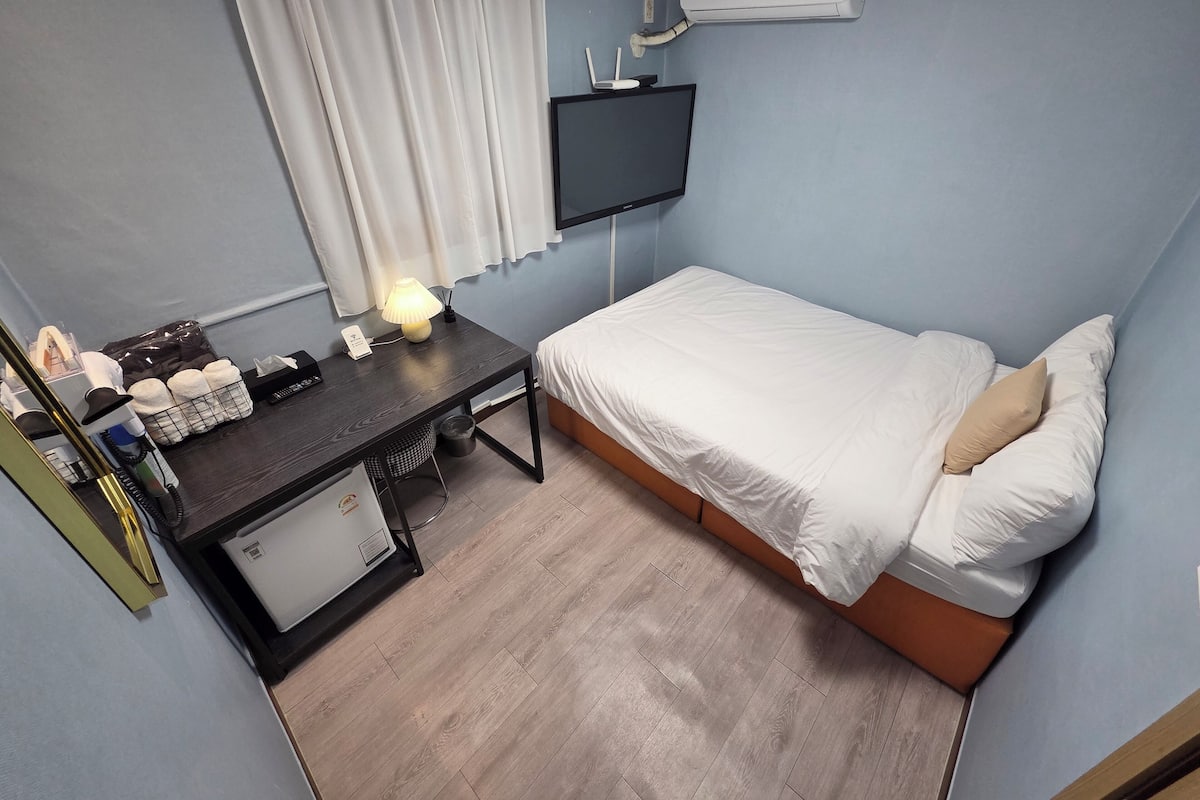 Compact Room | Escrivaninha, espaço de trabalho para notebook, Wi-Fi de cortesia