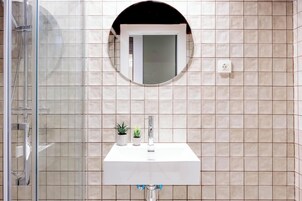 Um polibã, toalhas fornecidas, sabão, papel higiénico 