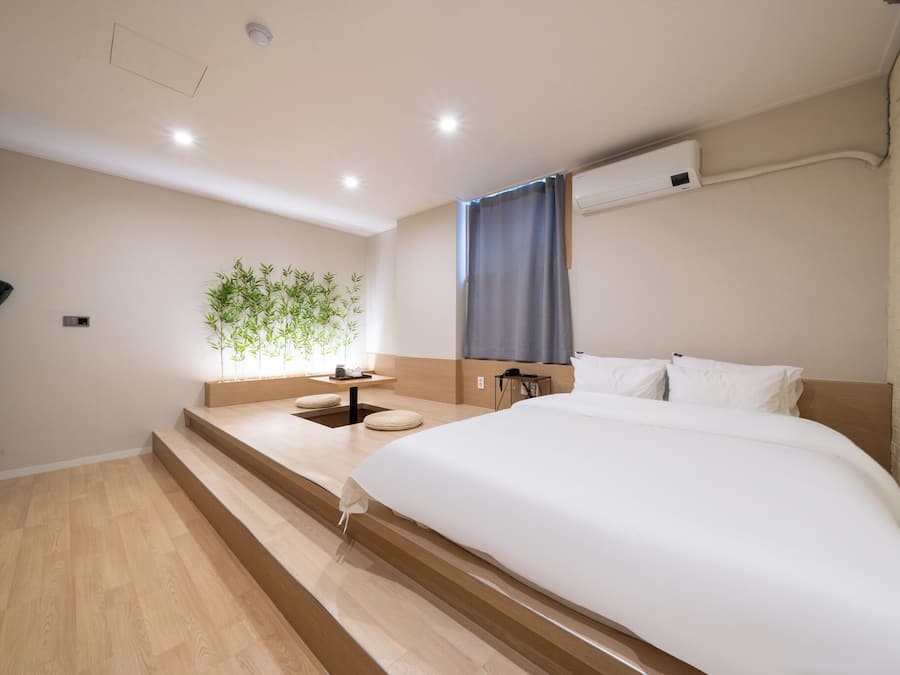 Quarto Duplo Lua de Mel | Roupa de alta qualidade, edredões de penas, minibar grátis