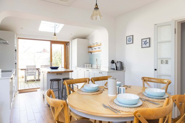 Charming Seaside Cottage - 5-min Walk To Beach - East Wittering