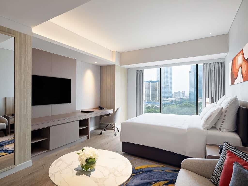 Swiss Advantage Studio With King Size Bed | Roupas de cama premium, camas Select Comfort, cofres nos quartos