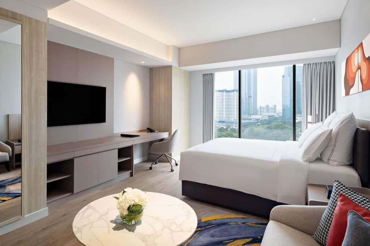 Swiss Advantage Studio With King Size Bed | Roupas de cama premium, camas Select Comfort, cofres nos quartos