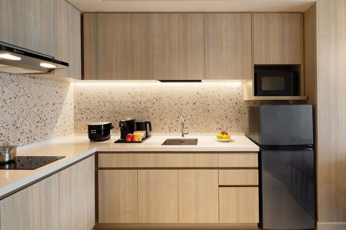 Geladeira grande, micro-ondas, máquina de café expresso