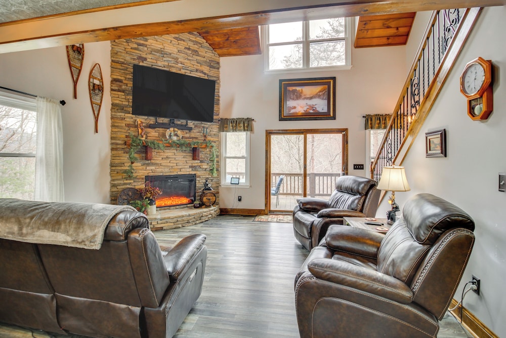 Community Perks: Mtn-view Ellijay Cabin W/ Hot Tub - Blue Ridge, GA