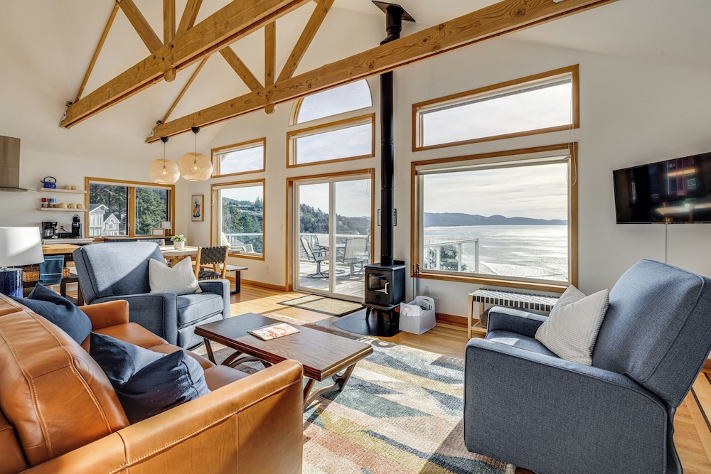 Oceanside Escape W/ Stunning Views: Walk To Beach! - Oceanside, OR