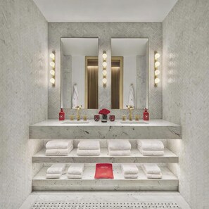 Um secador de cabelo, roupões, chinelos, sanita com bidé eletrónico 