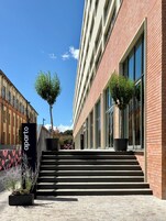 Um edifício moderno com uma placa que diz 'aperto'.