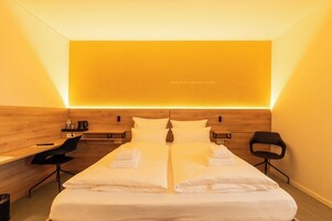 Cofre no quarto, secretária, cortinas/cortinados opacos 