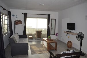 Apartamento Deluxe | Sala de estar | Smart TV 