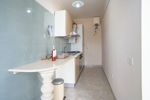 Apartamento família, vários quartos (Riva Di Mare Apartment Near The Sea) | Cozinha privada | Geladeira, fogão, cooktop, cafeteira/chaleira