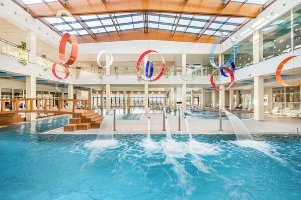 6 piscinas interiores, piscina exterior, guarda-sóis 