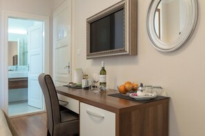 Deluxe dvokrevetna s pogledom na grad i balkonom | Cofres nos quartos, escrivaninha, cortinas blackout, Wi-Fi de cortesia