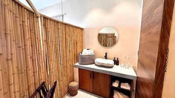 Um polibã, artigos de higiene ecológicos, um secador de cabelo, roupões