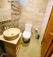 Quarto solteiro conforto | Banheiro | Chuveiro, chuveiro com efeito de chuva, secador de cabelo 