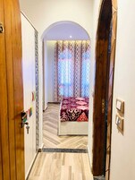Quarto solteiro conforto | Edredons de pluma, cortinas blackout, Wi-Fi de cortesia, roupa de cama