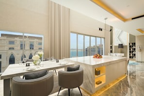 SuĂte presidencial, 3 quartos, sacada | 1 quarto, roupas de cama premium, individualmente decorados