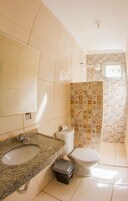 Quarto casal standard | Banheiro | Toalhas de banho, papel higiênico