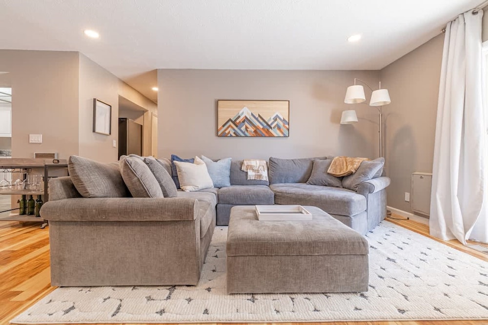 Vibrant Boho Family Home 3 Bed Pet Friendly Unr - Reno, NV