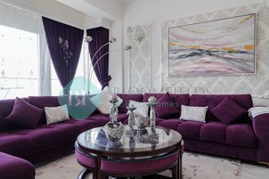 Apartamento Familiar, varanda, Vista para a cidade | Sala de estar | Televisor 