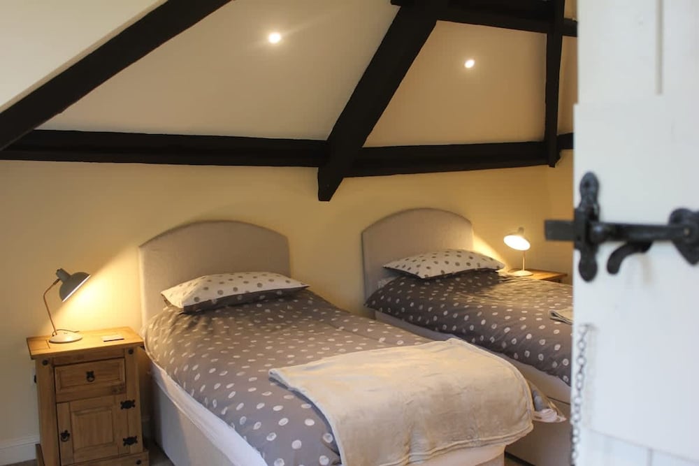 Courtyard Cottage With Hot Tub And Walled Garden - Milford Haven