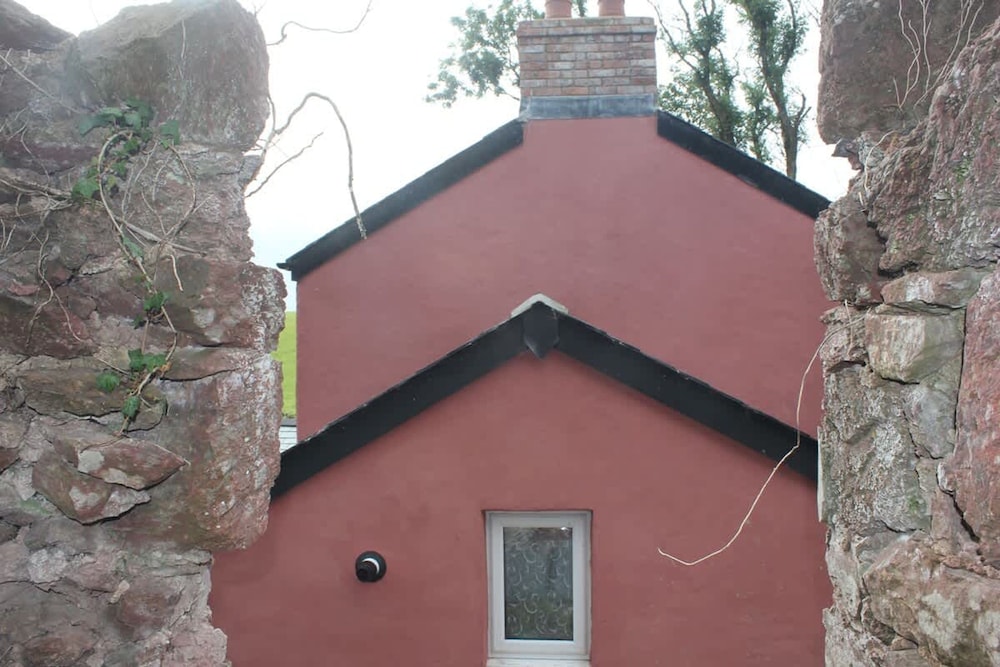 Secluded Cottage With Hot Tub - Milford Haven