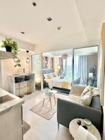 1 quarto, secretária, secretária adequada para computadores portáteis