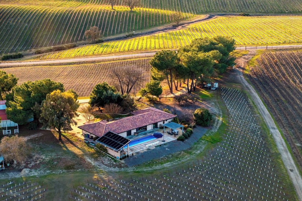 Private Pool, Firepit & Wine Room Near Top Paso Wineries Devi Ranch - Paso Robles, CA