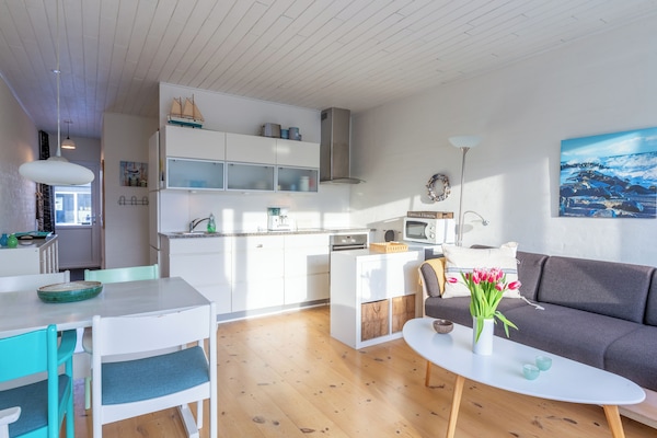 Apartamento, não se aceitam animais de estimação | Sala de estar | TV de ecrã plano, ténis de mesa, livros