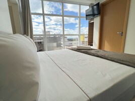 Quarto família | Escrivaninha, espaço de trabalho para notebook, Wi-Fi de cortesia