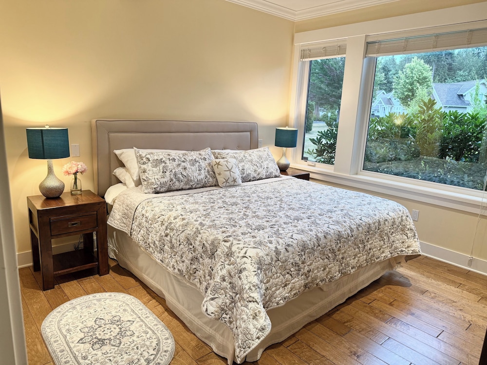 Qualicum Landing Beachside Home - Sleeps 6 - Qualicum Bay | Vrbo