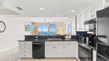 Apartamento em Condomínio Fechado, várias camas, varanda (Treasure Island Resort 2011) | Cozinha privada | Um frigorífico, um micro-ondas, um forno, uma placa de cozinha