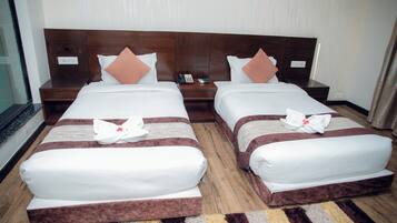 Quarto duplo luxo, vista para o jardim | Ferros/tábuas de passar roupa, Wi-Fi de cortesia