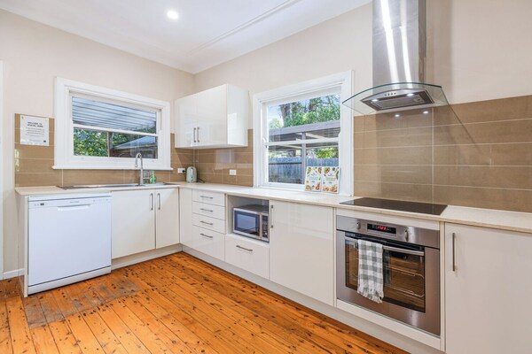 Stayau 4brm Charming Home In Mt Colah - Sydney