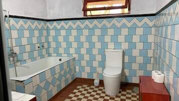 Quarto casal ou duplo família, vista para o jardim | Banheiro