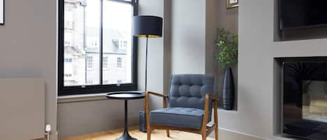 Apartamento Comfort, Vista para a cidade | Sala de estar | Televisor LCD