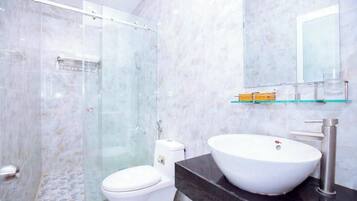 Chuveiro, toalhas de banho, sabonete, shampoo