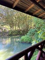 Chalé, vista para o lago | Minibar, roupa de cama fornecida 