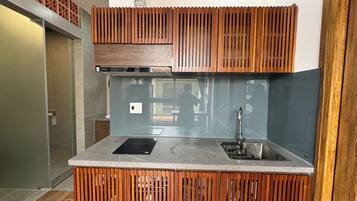 Apartamento Familiar | Cozinha privada | Um frigorífico, uma placa de cozinha, utensílios de cozinha