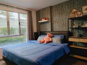Apartamento Básico em Condomínio Fechado, vista para o jardim | 1 quarto, cofre no quarto, cortinas/cortinados opacos 