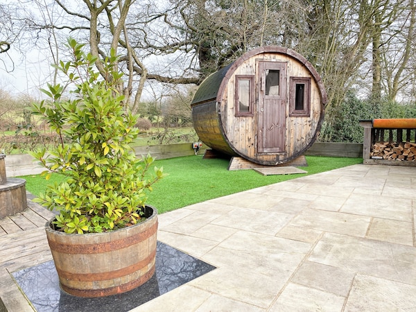 Charming 2-bedroom Cottage In The Countryside Birmingham With Hot Tub, Sauna - Birmingham