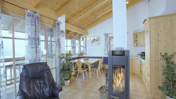 Chalé | Sala de estar | Lareira