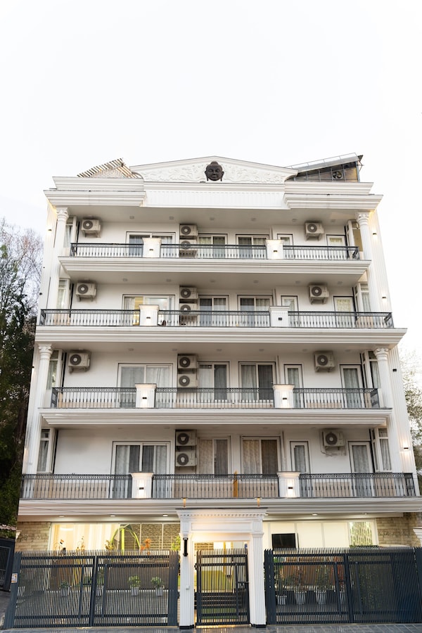 Alaya Stays Miyabi Executive Suite, Elegant 1-bhk Suite With Common Pool, Gym & Restaurant - Gurugram