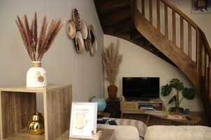 Apartamento | Sala de estar | Televisor LED de 40 polegadas com canais por cabo 