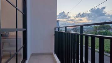 Quarto Duplo Deluxe, varanda, vista para a montanha | Varanda