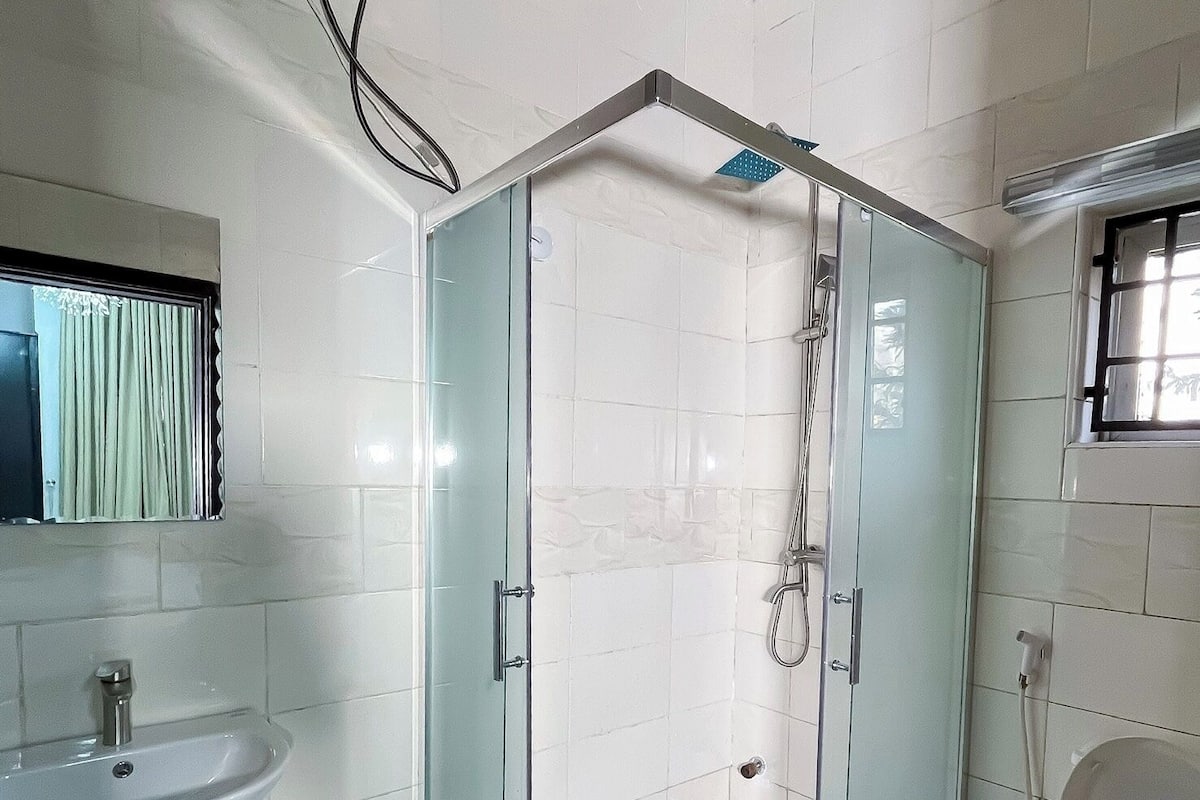 Produtos de toalete grátis, secador de cabelo, roupões de banho