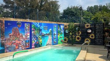 Piscina exterior, espreguiçadeiras