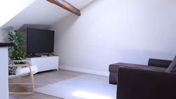 Apartamento superluxo, vista para a cidade | Área de estar | Smart TV 50 polegadas com canais a cabo