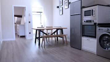 Apartamento superluxo, vista para a cidade | Área de estar | Smart TV 50 polegadas com canais a cabo